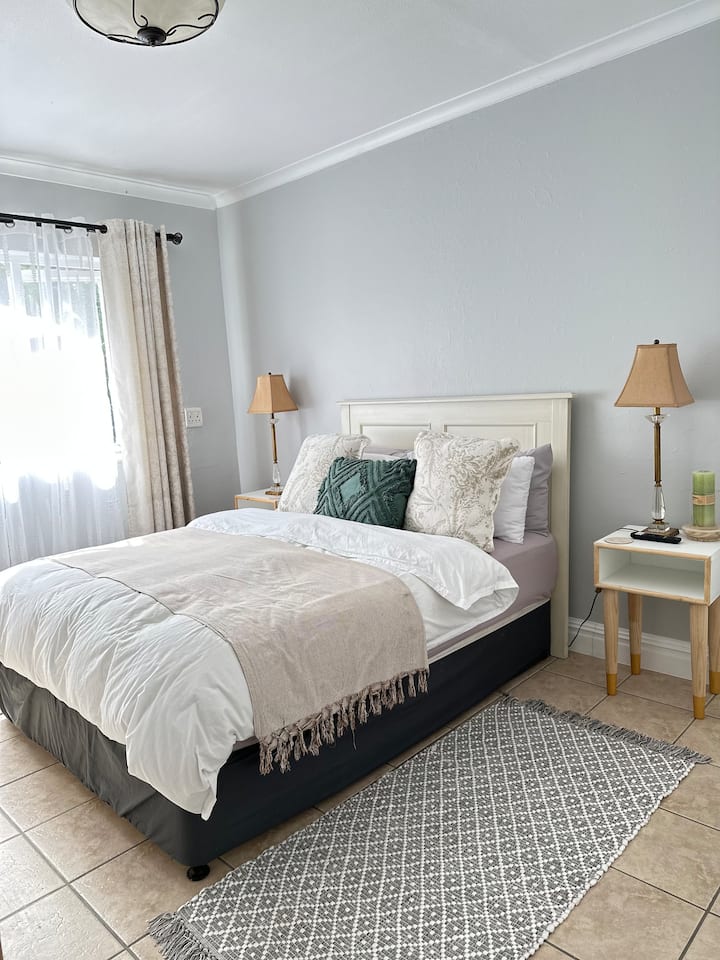 Softly Furnished Modern Double Room 3 - Knysna