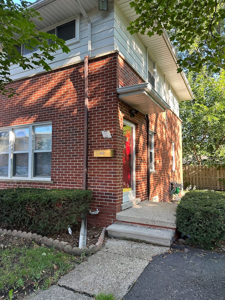 Desirable Private End Unit In Central Location - Birmingham, MI