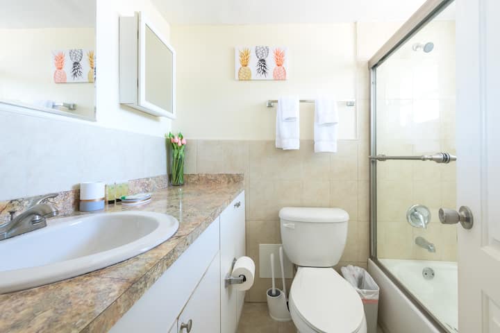 Cozy Studio With Free Parking + Pool & Bay Views - North Miami, FL