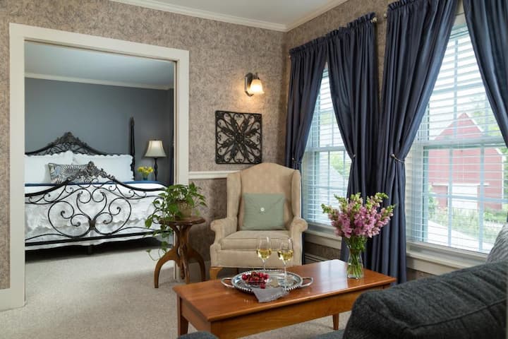 Inn At Pleasant Lake - Suite 5 - New London, NH