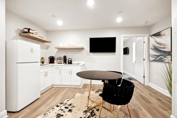 2 Bedroom Hotel Suite W/ Parking 3 Tvs & Kitchen - New Orleans, LA