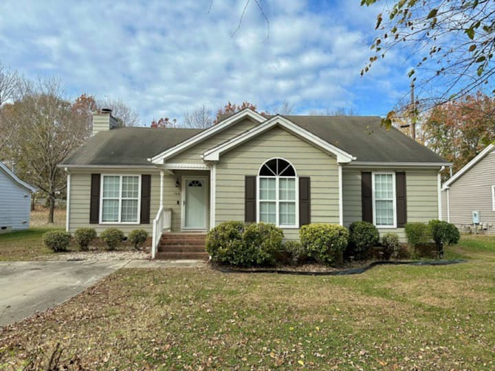 Charming 3bed! Your Cozy Retreat - Raleigh