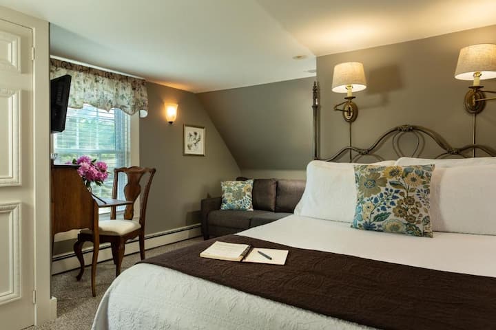 Inn At Pleasant Lake - Junior Suite 12 - New London, NH