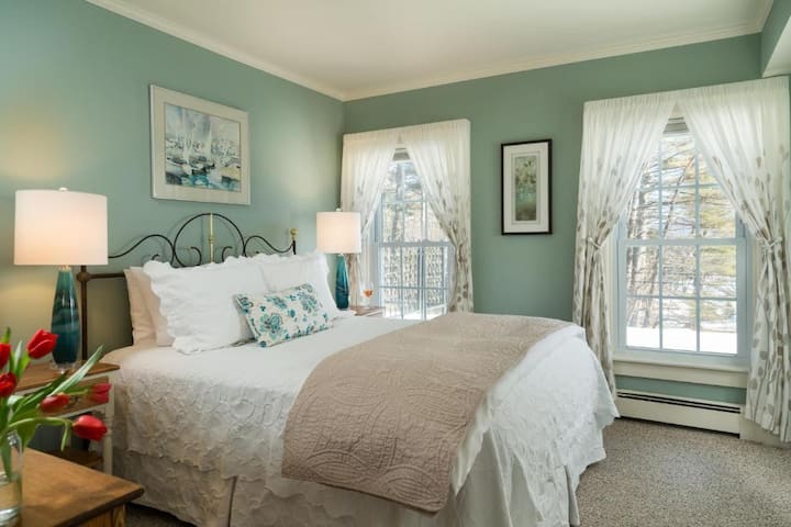 Inn At Pleasant Lake - Room 6 - New London, NH
