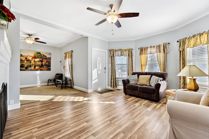 Family Gathering? 6 Bedroom/3 Full Ba House W/yard - Joliet, IL