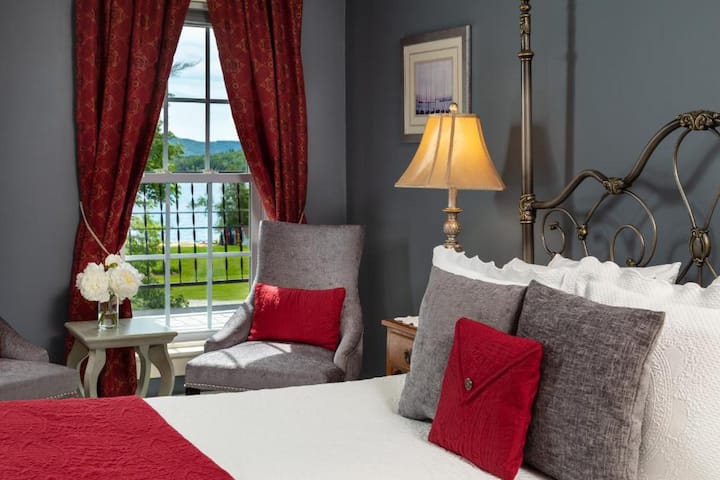 Inn At Pleasant Lake - Room 7 - New London, NH