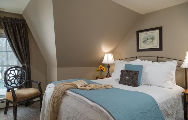 Inn At Pleasant Lake - Room 11 - New London, NH