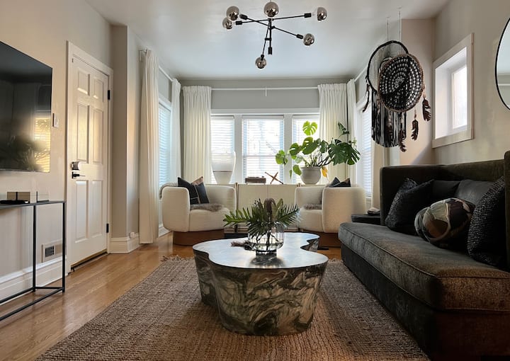 Avondale Oasis 
Beautiful + Bright 
Condo - Chicago, IL