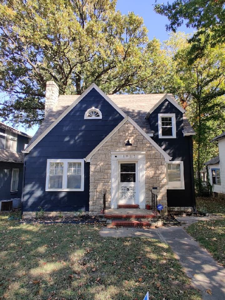 Cozy, Rustic Bungalow - Leavenworth, KS