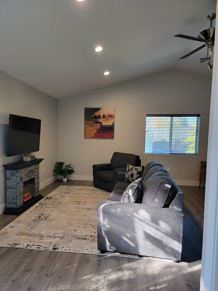 Fully Stocked Apt In Wine Country W/ High Ceilings - Santa Rosa, CA