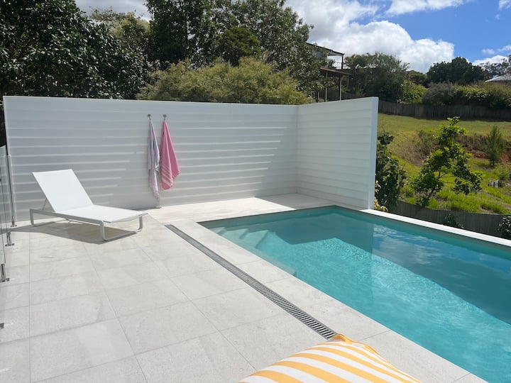 2 Houses, Pool, Massage Chair - Nambour