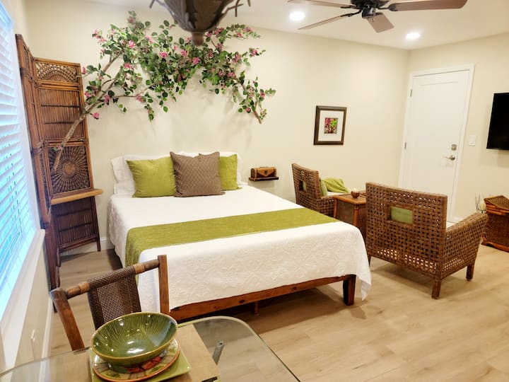 Romantic Oases Near Siesta Key Beach! - Sarasota, FL