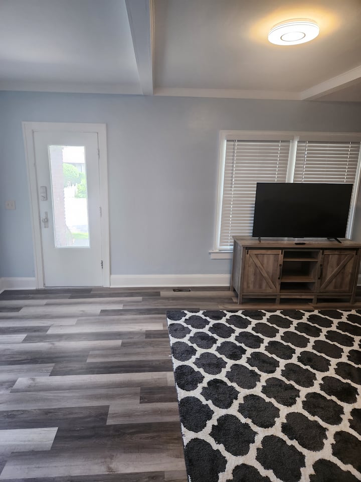 2 Bed 1 Bath Near Zoo & Park! - Toledo, OH