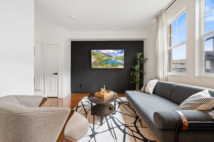 Suburban Luxury Next To Apple And Sharp Rees - San Diego, CA