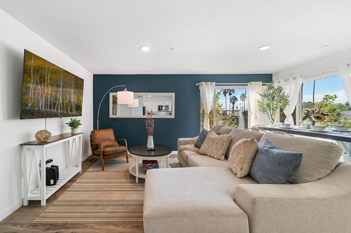 Sunlit Serenity: King Bed, Walk To Beach, Parking! - La Jolla, San Diego