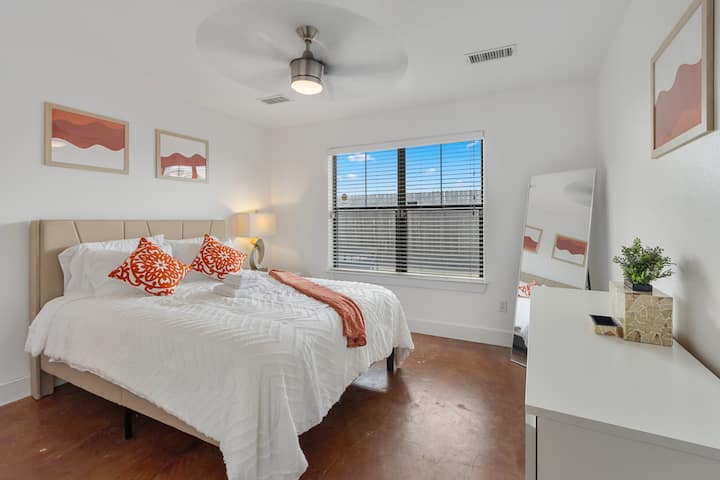 Skyline Vw | 2br | Gated Parking | 3 Min Downtown - Houston, TX