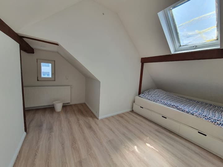 Comfortable Top Floor Apartment - Sindelfingen