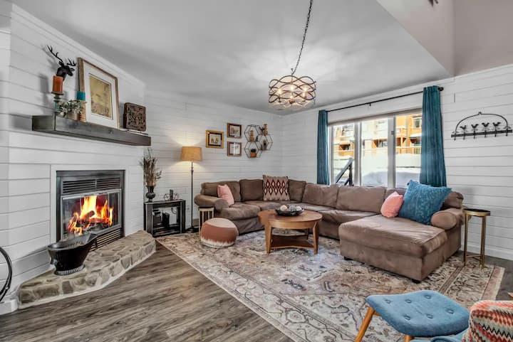 Modern Townhome, 2 Decks, Fireplace - Ellicottville, NY
