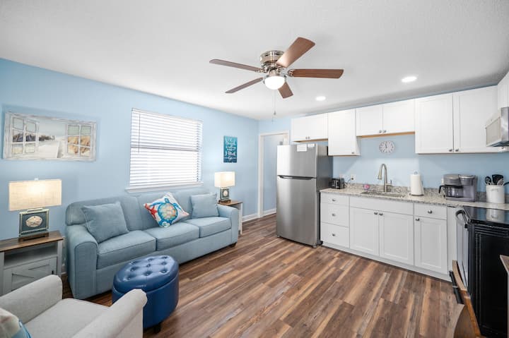 Beachy And Clean! Great Couples Getaway - Gulf Shores, AL