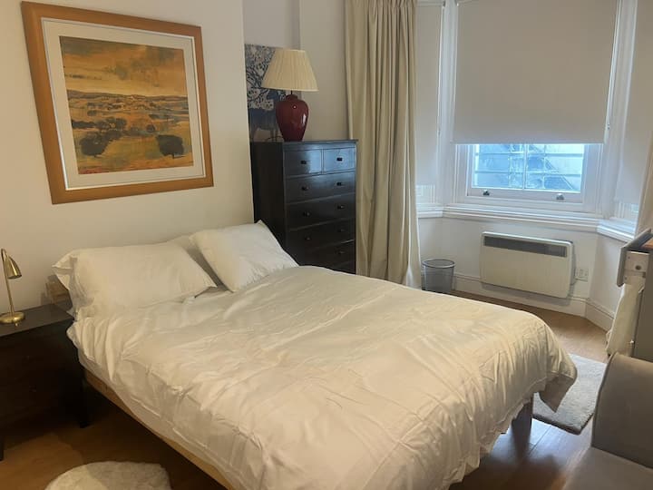 Intimate Flat In Fine Location - Whitehall