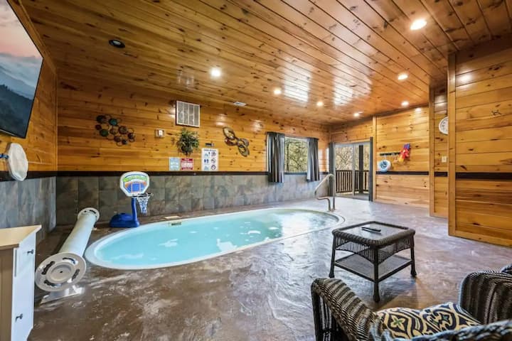 3 Bd W Pool! Hot Tub! Sauna! 5 Mins From Parkway! - Pigeon Forge
