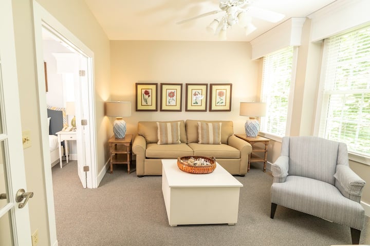 Lovely 4 Bedroom Sleeps 12 - Yorktown, VA