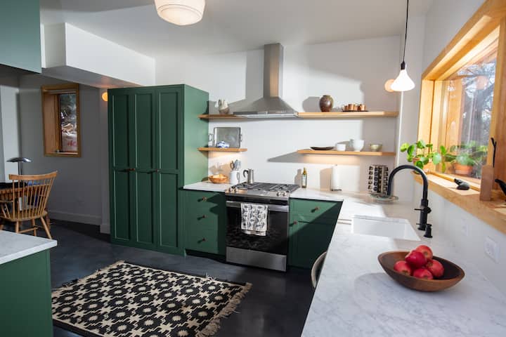 Walkable W. Asheville Comfort Oasis - Asheville, NC