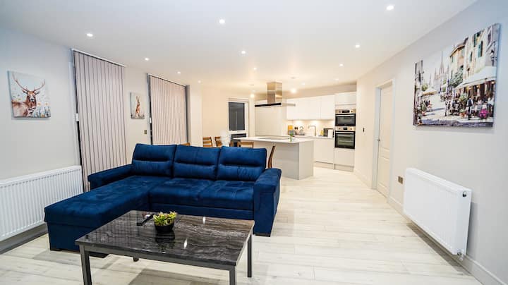 Royal Penthouse: Luxurious Retreat In Slough - Slough