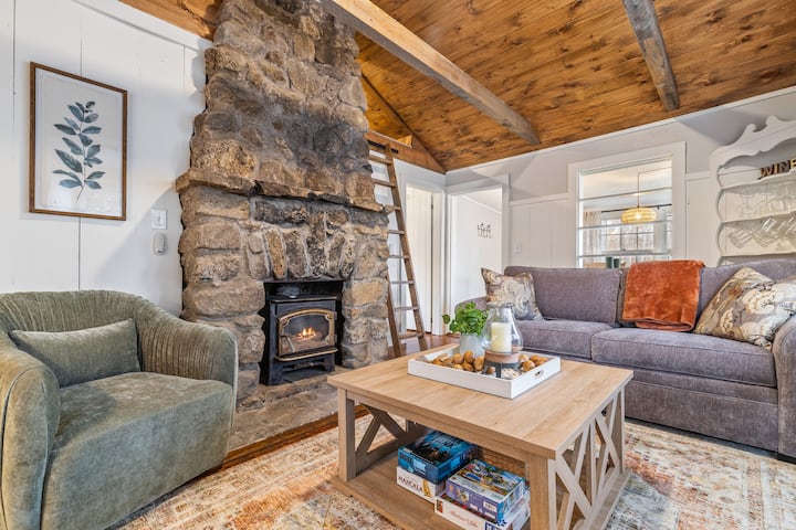 The Little Nest Cottage At Lake Pocotopaug - East Hampton, CT