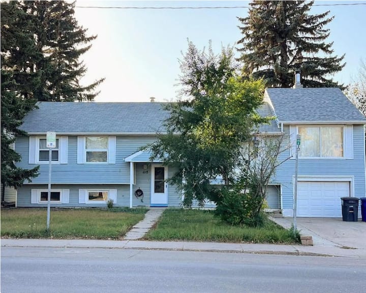 Renovated 8 Bedroom House - Saskatoon