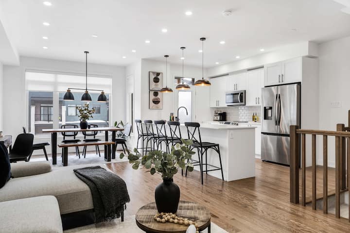 Brand New Luxury Oasis With King Size Bed - Kanata