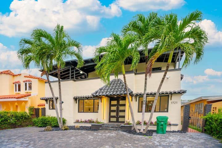 New! Miami & Calle Ocho Home With Full Arcade! - Miami