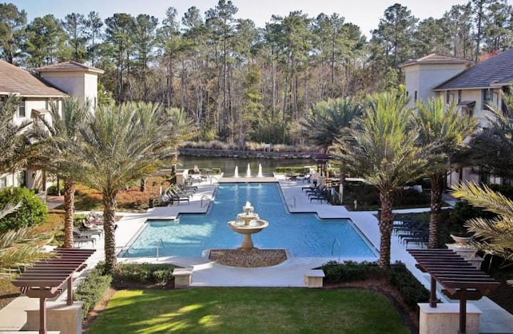 Upscale Condo In Golf Community - Florida