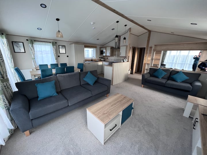 Luxury Lodge, Sleeps 8, Hot Tub, Pool, Sea Views. - Pool