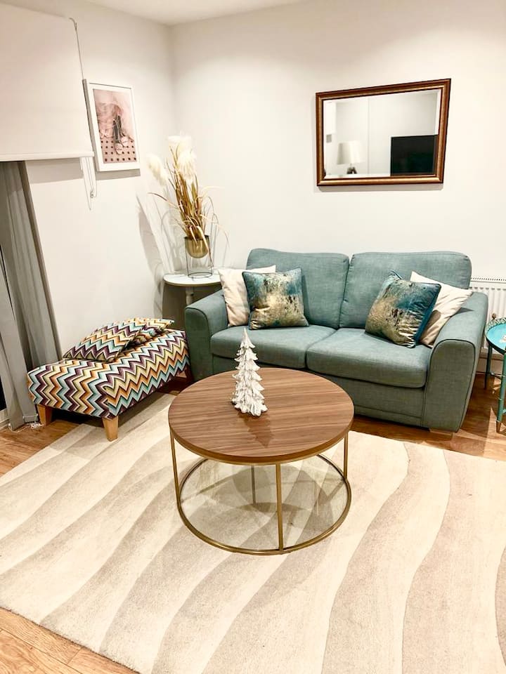 Modern And Spacious Apartment +Parking - Enfield