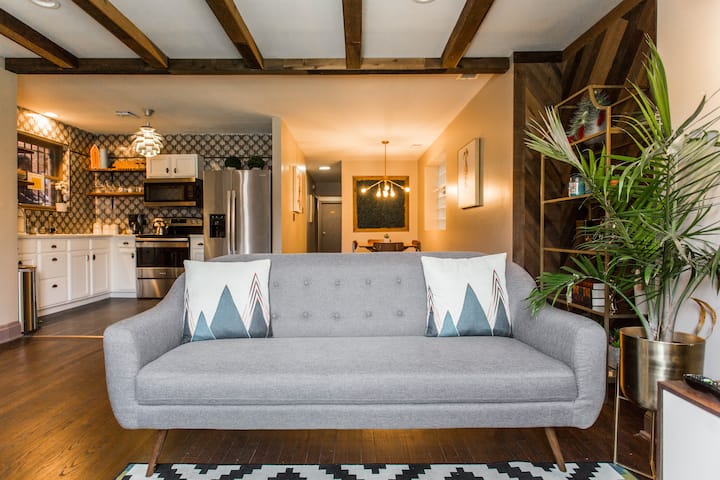 Villa Dubois 3 Bedroom Suite - 1 - McKinley Park - Chicago