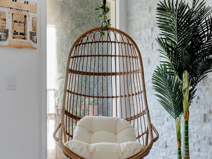 Chic Tropical Waterfront Condo & Balcony + Pool! - Tampa