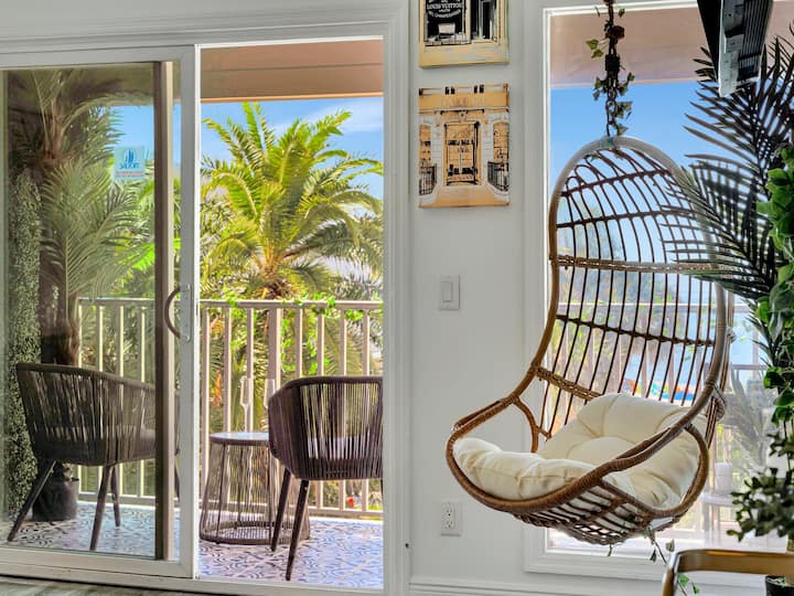 The Palm Bayview Balcony, Bar & Grill, Heated Pool - Tampa