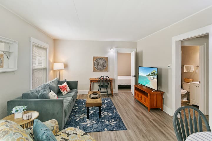 Downtown Libertyville Apt Near Naval Base - Libertyville, IL