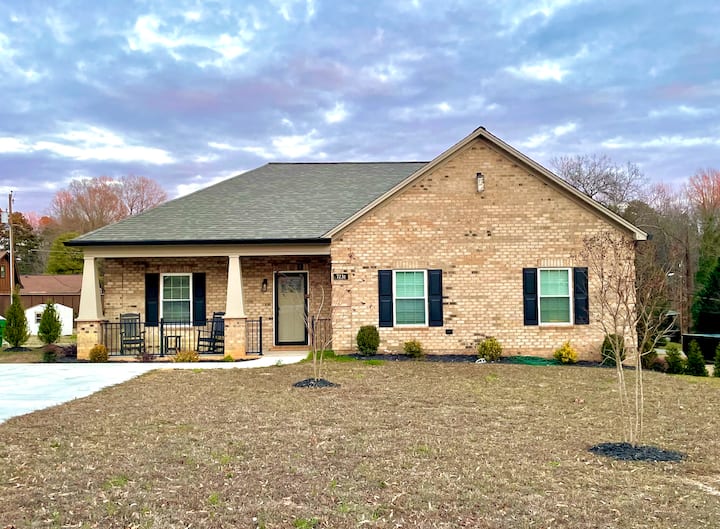 Modern Home Next To Airport! Matte Black Accents - Charlotte, NC