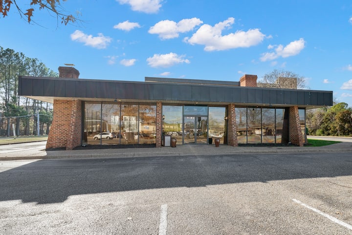 Modern And Spacious Hotel Room In Williamsburg - Williamsburg, VA