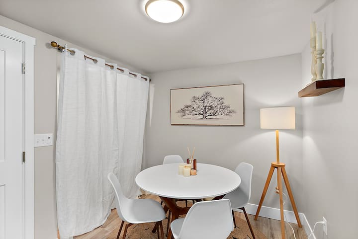 Cozy Cottage With Loft - Puyallup, WA