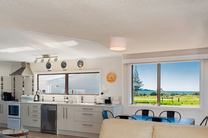 Brighton Family Bach - Sea Views - Waihi Beach