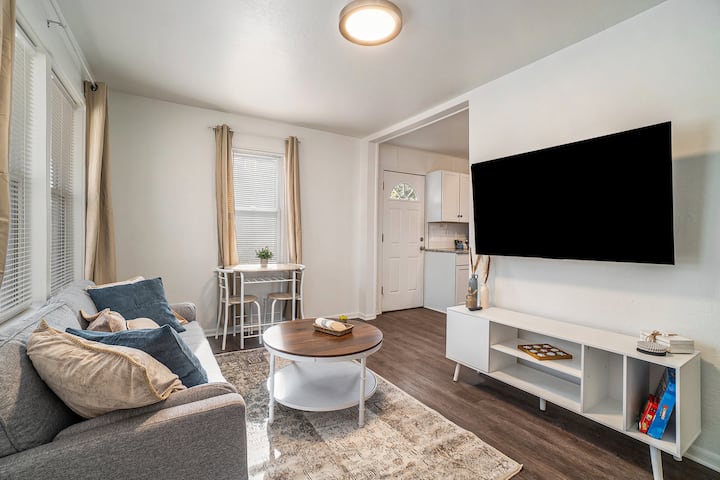 Cozy 2 Bedroom Home With Fenced Yard - Kansas City