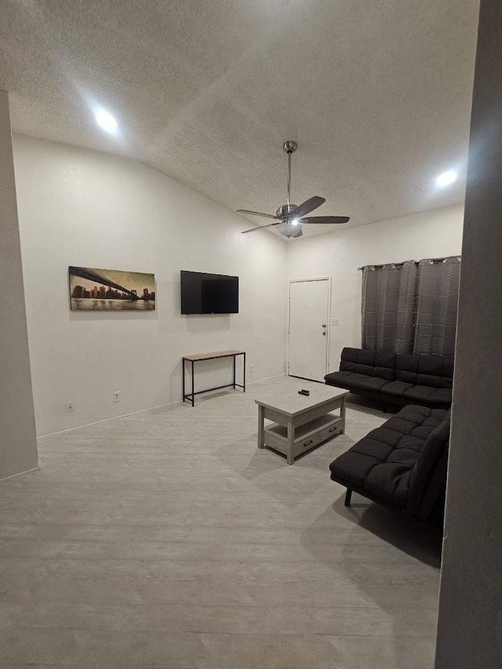 Ivyglen Chic 2br Oasis: Prime Locale! - 메사