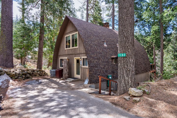 Chipmunks Den 2 Bed/2 Bath Cabin - Yosemite Valley, CA