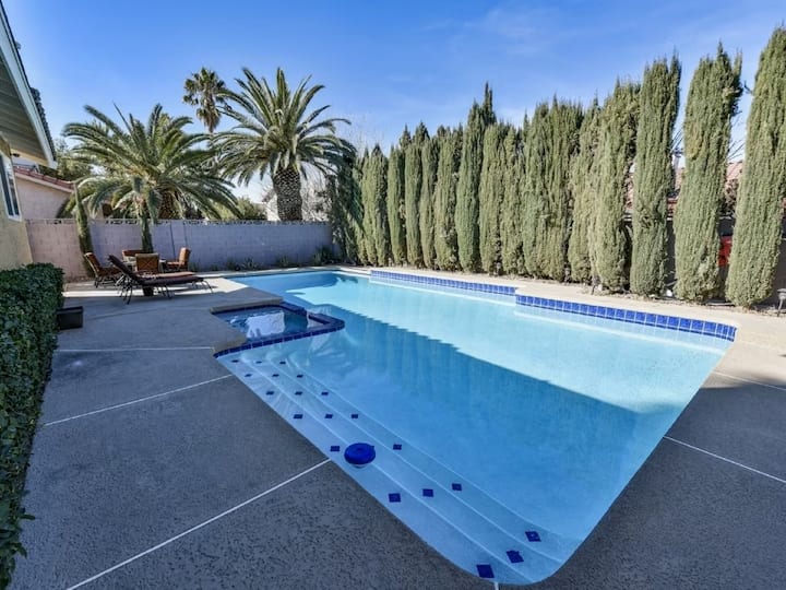 Huge Pool & Spa Only 2mi From Strip! - Henderson, NV