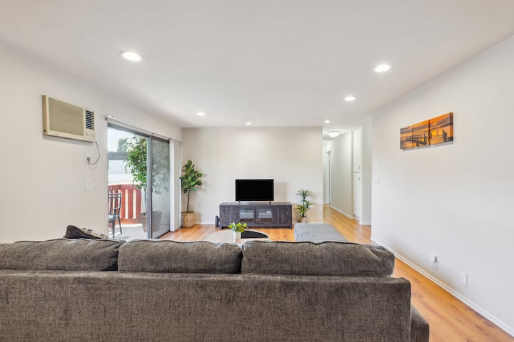 Long Stays Welcome | King Bed, Workspace, Garage - Long Beach, CA