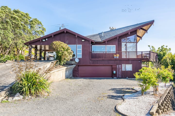 Eclectic 70s Mansion - New Zealand