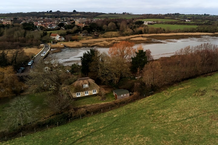 The Lodge: Adorable, Romantic Thatched Cottage - Isle of Wight